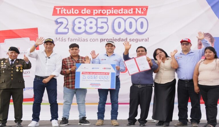¡Logro histórico! Ministerio de Vivienda entrega el título de propiedad ...